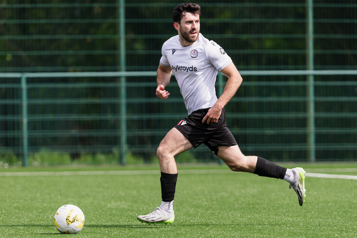 Louis signs for the Bay - Colwyn Bay FC / CPD Bae Colwyn